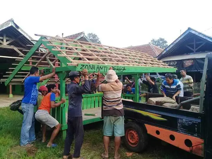 Kompak ! Warga Desa Wantilan Gotong Royong Bersihkan Lingkungannya ...