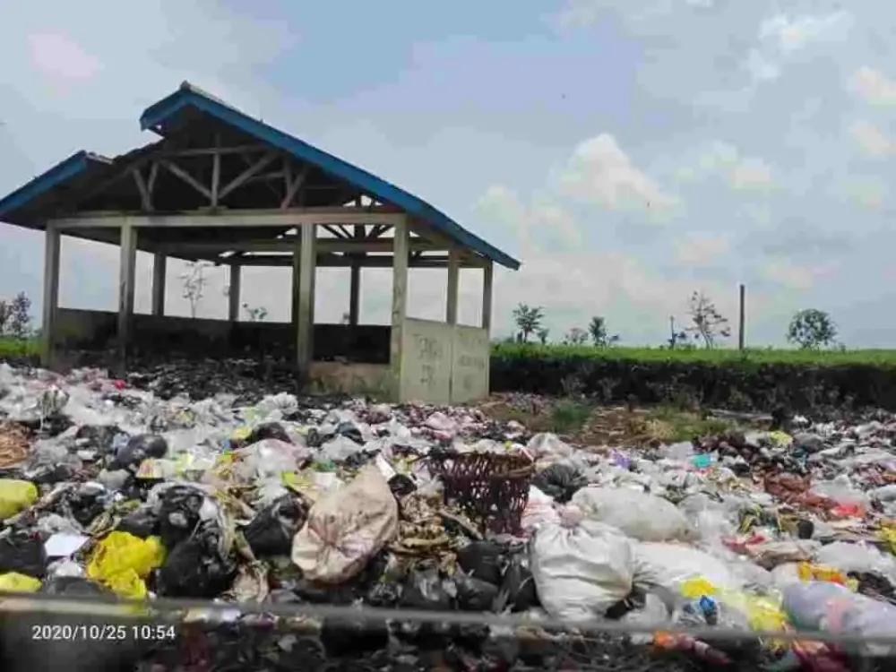 Siap-siap Tahan Napas, Bau Busuk Sampah yang Berserakan di Kecamatan ...
