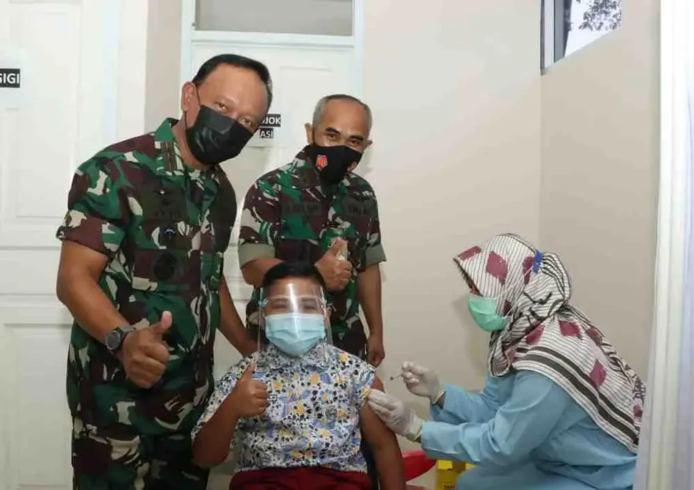 Pangkoopsau I Tinjau Vaksin Kedua Usia 6-11 Tahun di Satkes Koopsau I ...