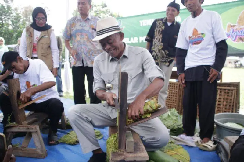 Gelar Produk Pertanian 2023, Ruhimat Bareng Petani Coba Proses Merajang ...