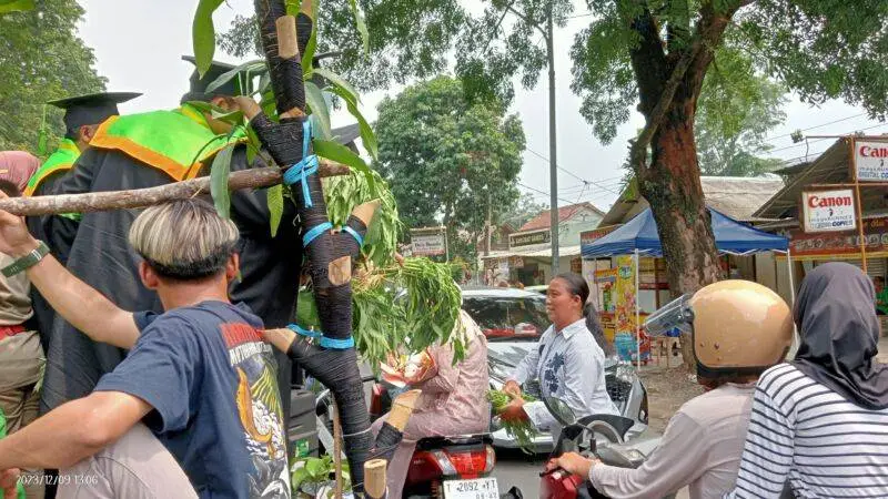 Naik Mobil Bak Terbuka, Wisudawan Unsub Bagikan Sayuran Gratis ke ...