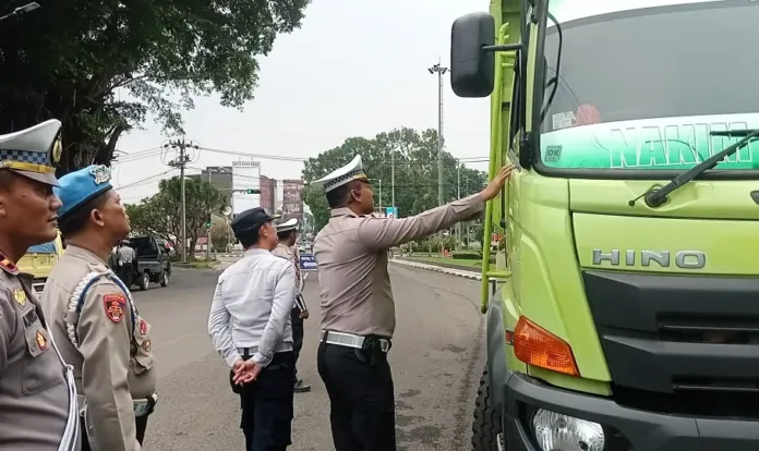 Cegah Kecelakaan dan Biang Kerusakan Jalan, Satlantas Polres Subang ...