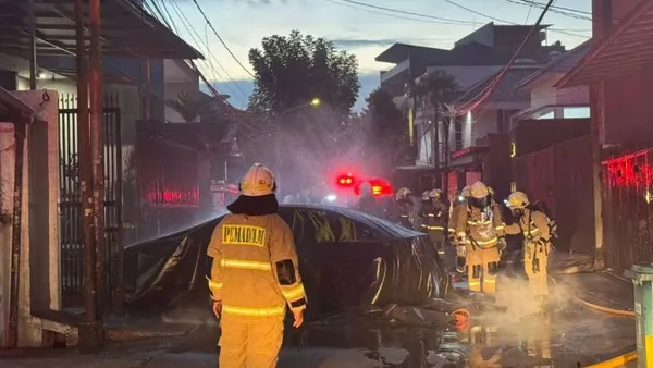 Sedang Parkir di Garasi Rumah, Mobil Listrik BYD Seal Terbakar ...